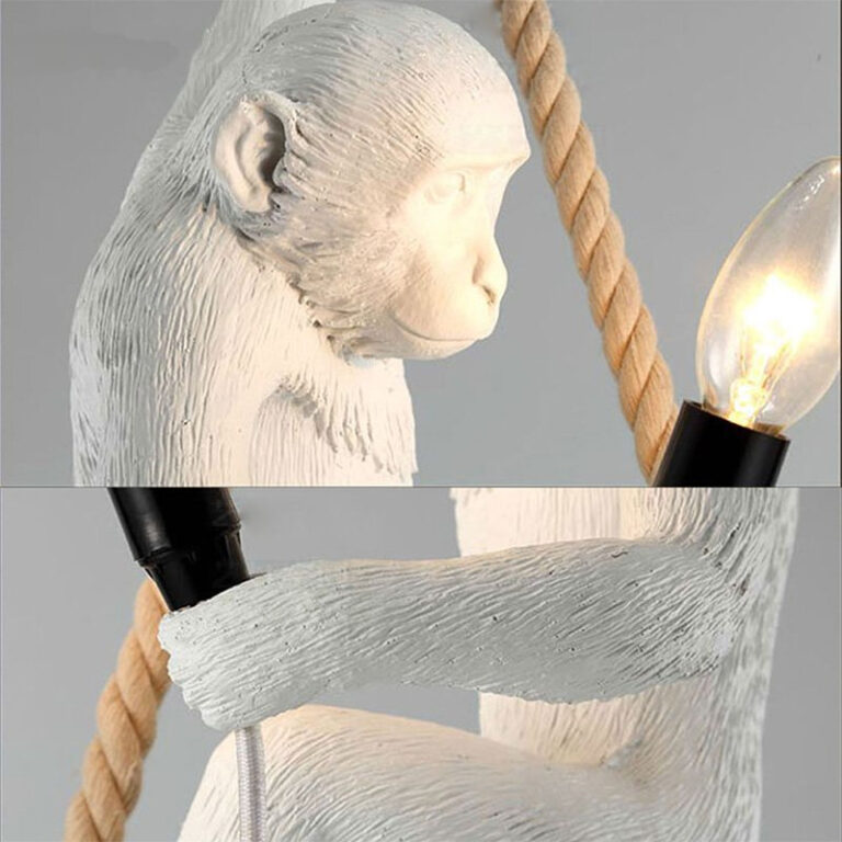 Suspension singe blanc se tenant à une corde • Luminaires Tendance