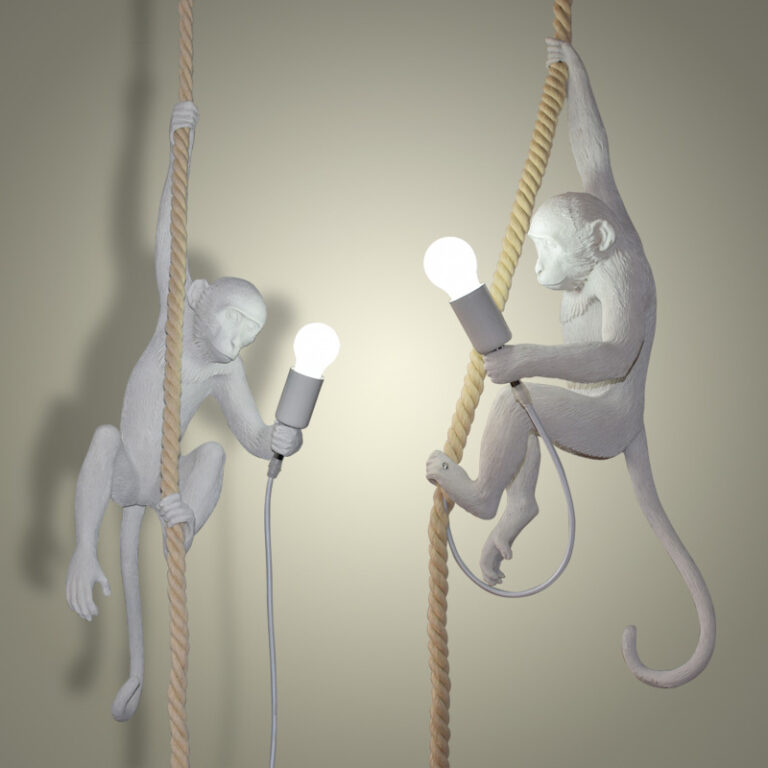 Suspension singe blanc se tenant à une corde • Luminaires Tendance